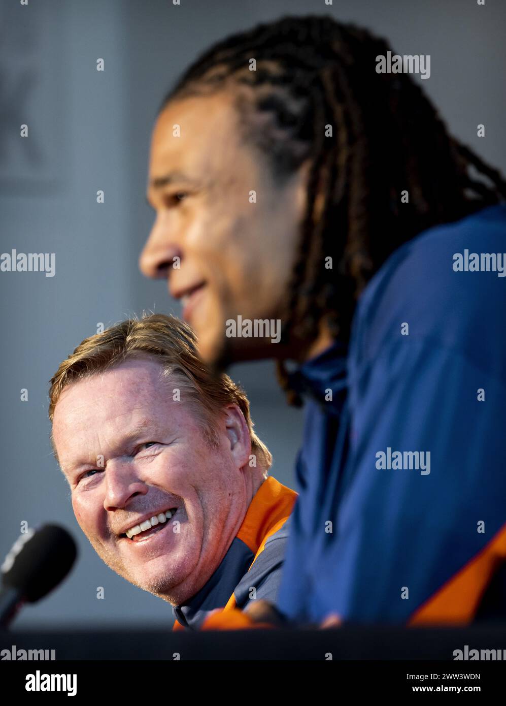ZEIST - National coach Ronald Koeman and Nathan Ake during a press ...