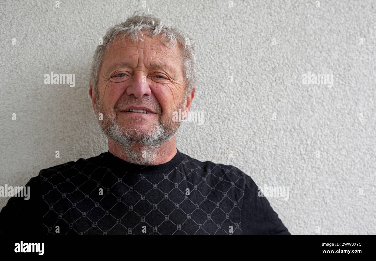 Grauhaariger mann hi-res stock photography and images - Alamy