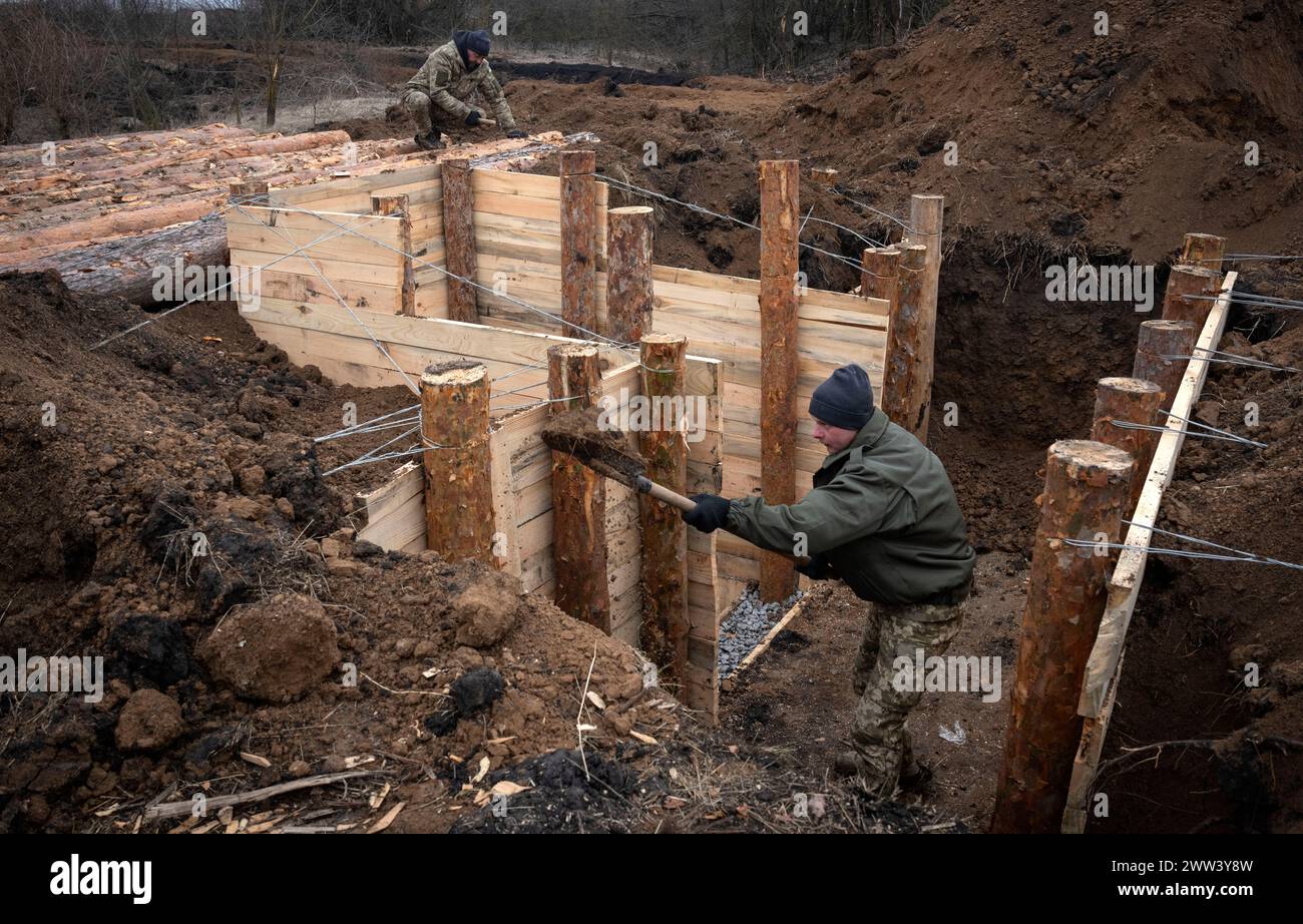 Ukrainian workers build the fortification line of defence in the ...
