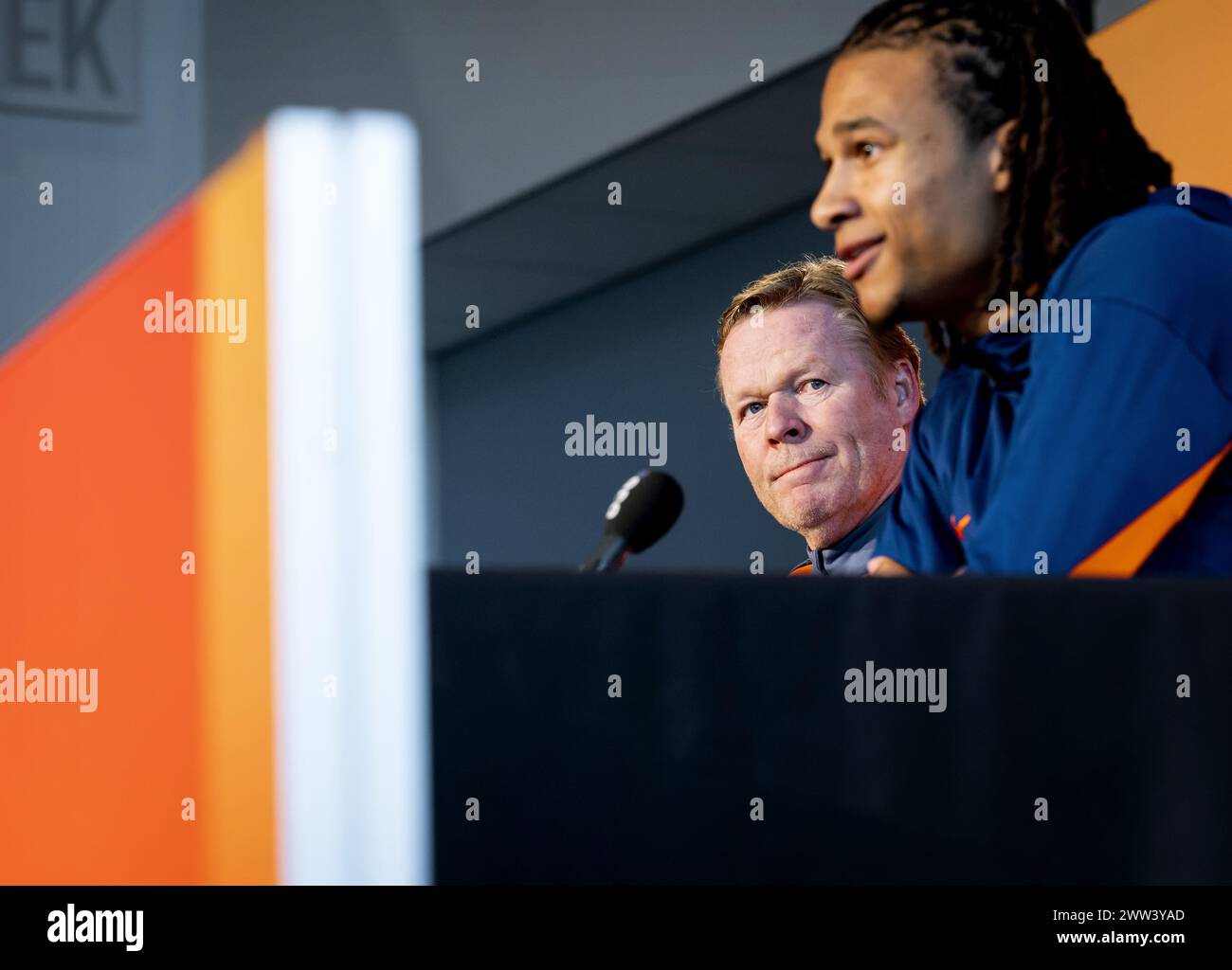 ZEIST - National coach Ronald Koeman and Nathan Ake during a press ...