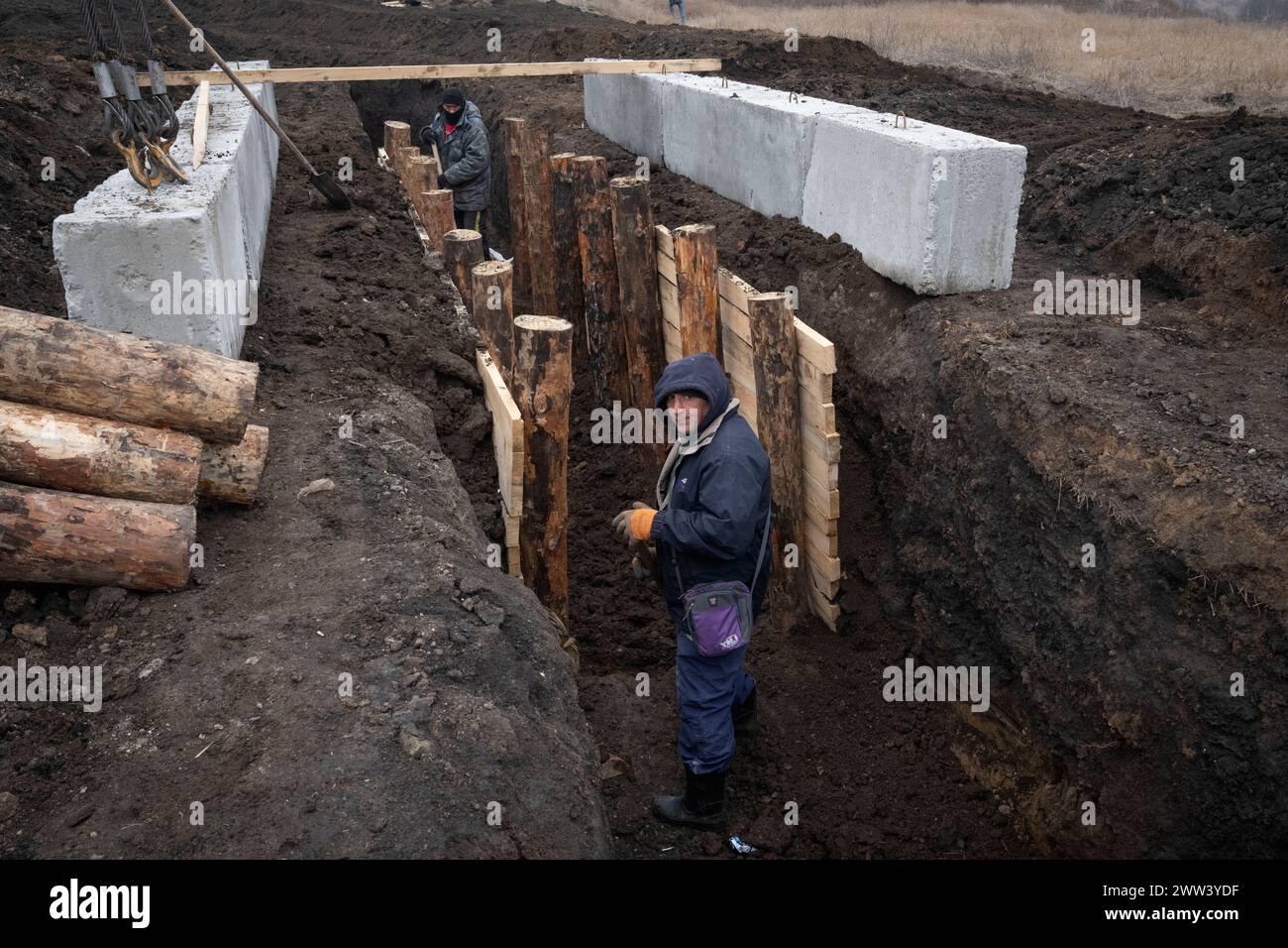 Ukrainian workers build the fortification line of defence in the ...