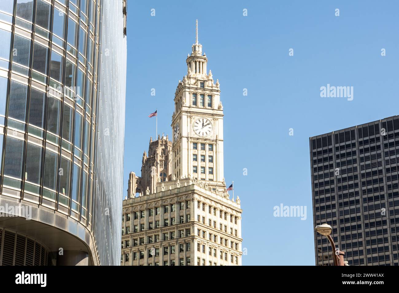 Architecture and details of the diverse buildings in downtown Chicago ...