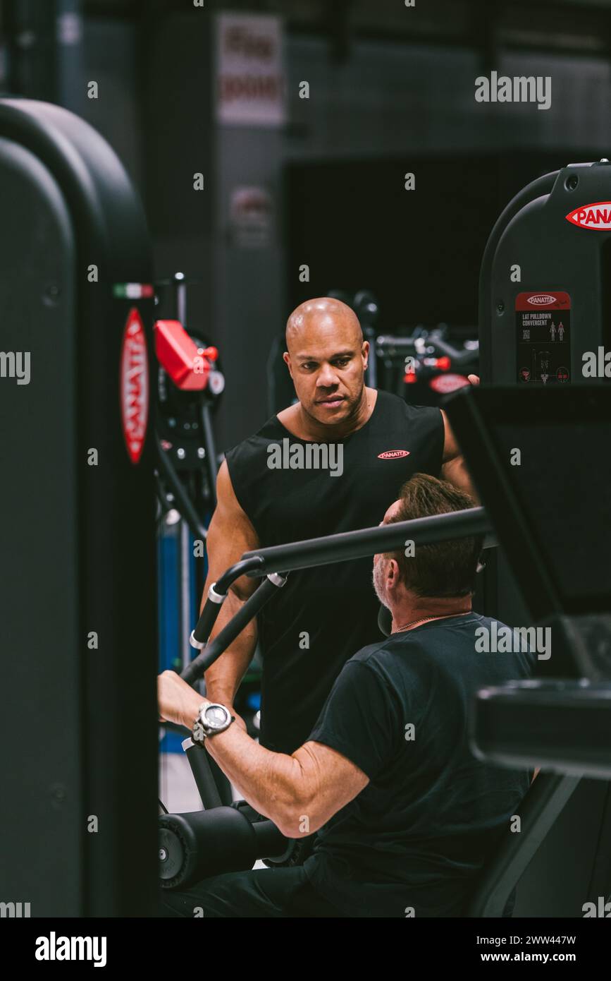 Arnold Schwarzenegger & Phil Heath train at the Arnolds Sport Festival ...