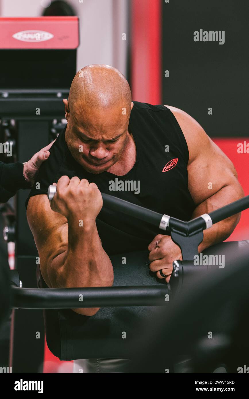 Arnold Schwarzenegger & Phil Heath train at the Arnolds Sport Festival ...