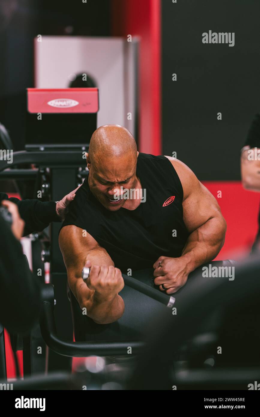 Arnold Schwarzenegger & Phil Heath train at the Arnolds Sport Festival ...