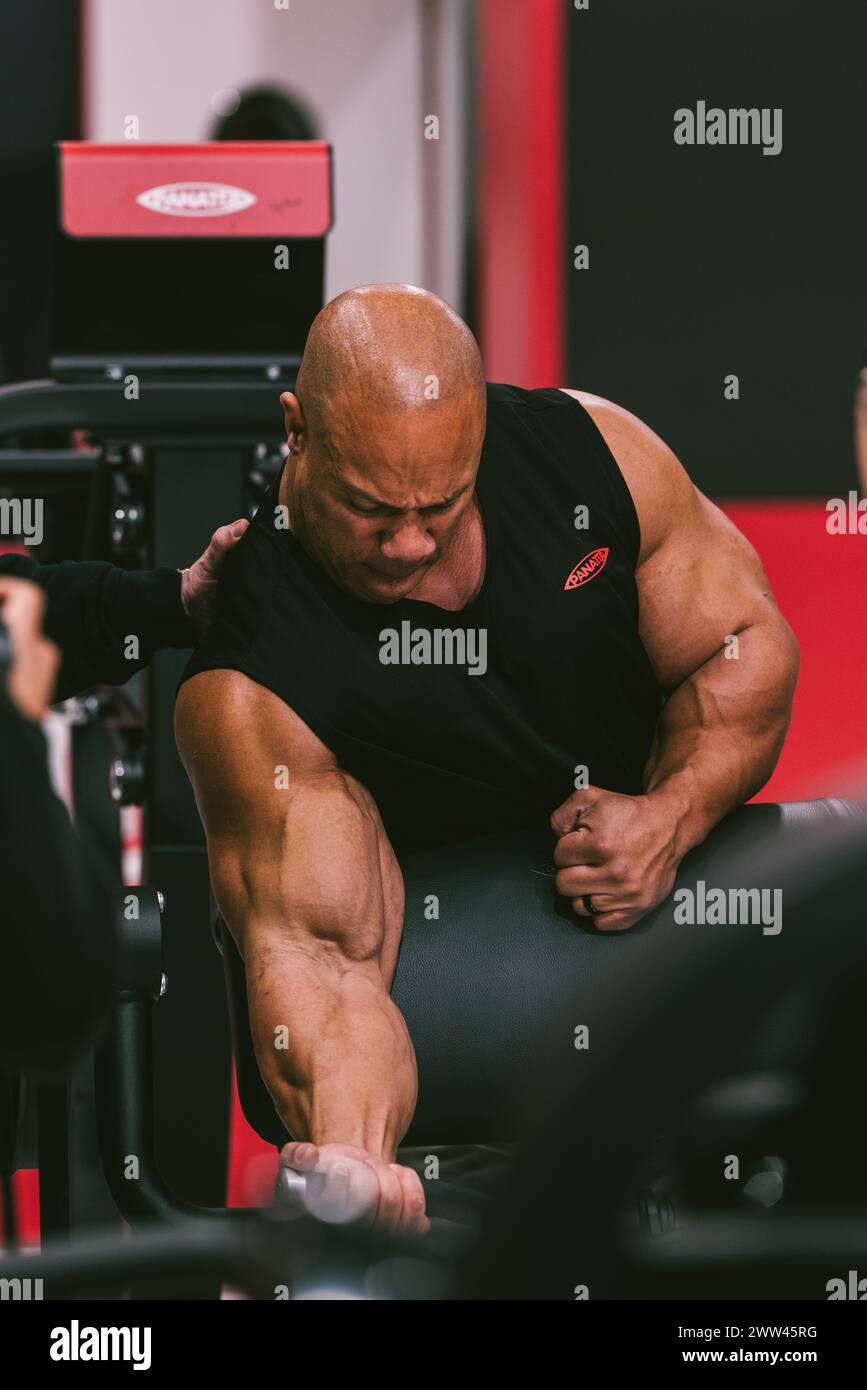 Arnold Schwarzenegger & Phil Heath train at the Arnolds Sport Festival ...