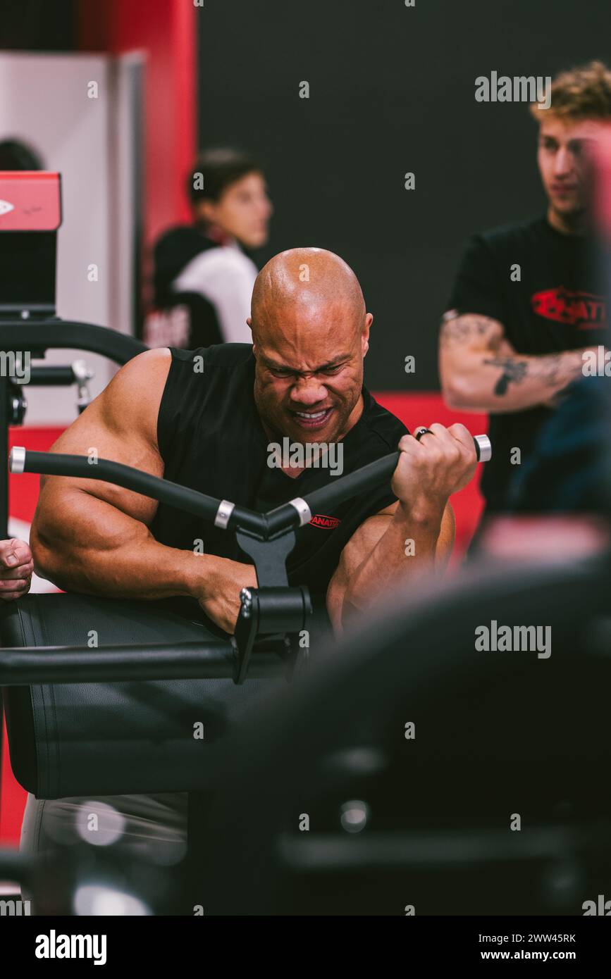 Arnold Schwarzenegger & Phil Heath train at the Arnolds Sport Festival ...