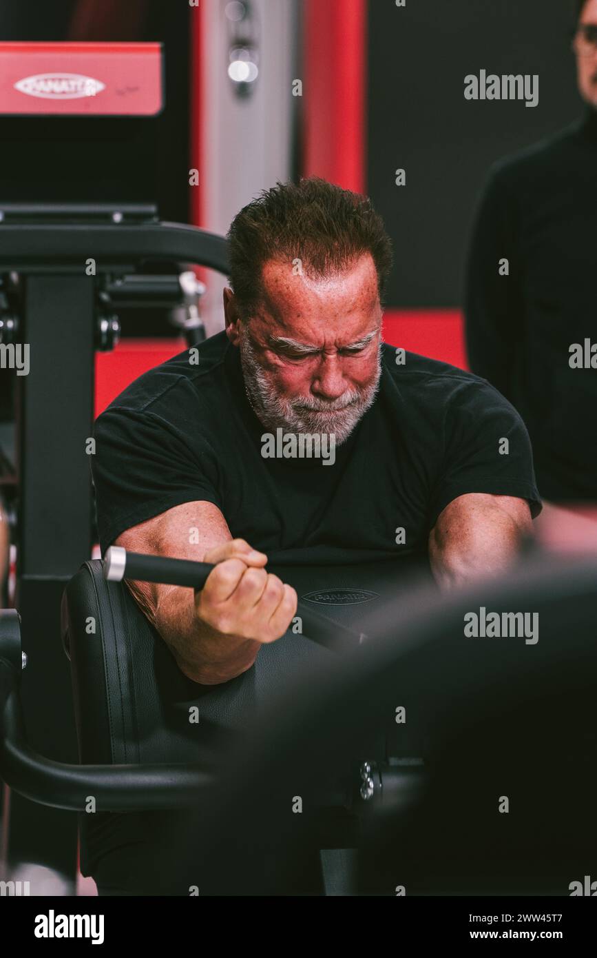 Arnold Schwarzenegger & Phil Heath train at the Arnolds Sport Festival ...