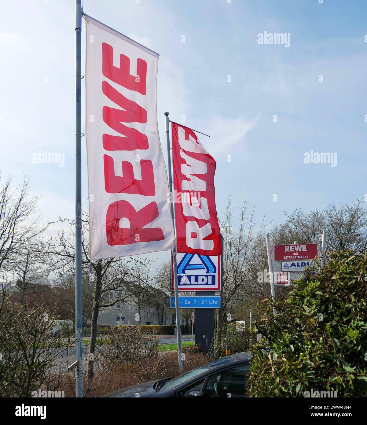 REWE gegen ALDI Nord Flaggen bzw. Schild - gesehen am 19.03.2024 in ...