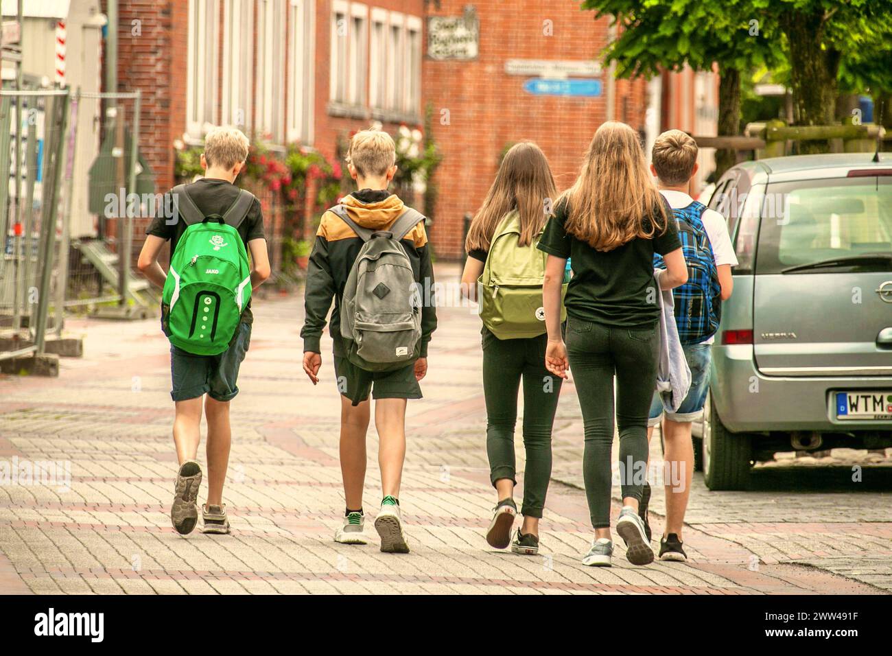 Jugendliche - gesehen in Esens im Harlingerland/Ostfriesland am 20.06. ...