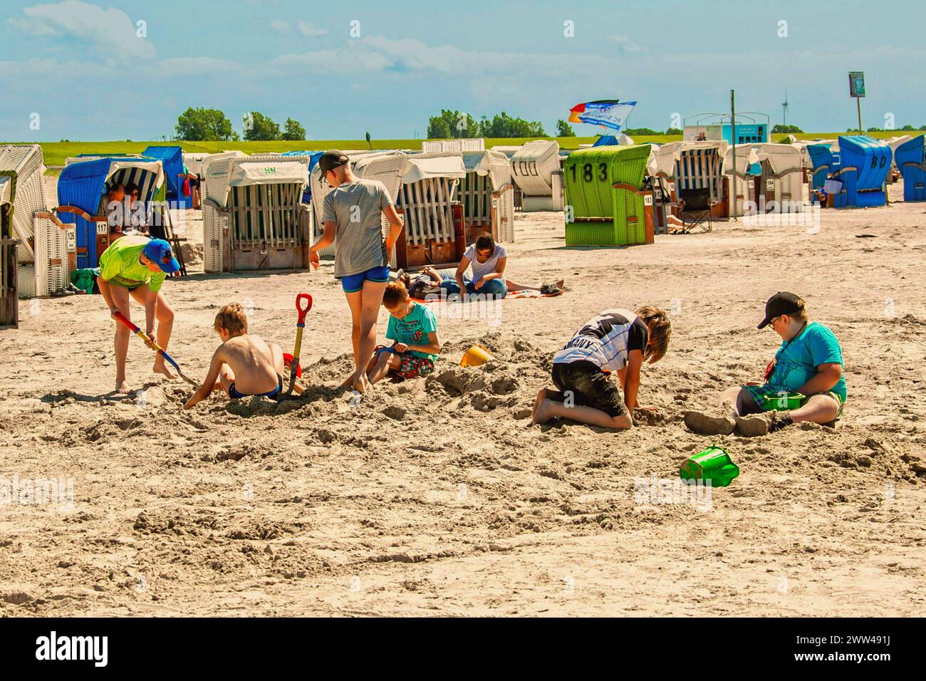 Kinderspielplatz am Strand von Norddeich im Harlingerland/Ostfriesland ...