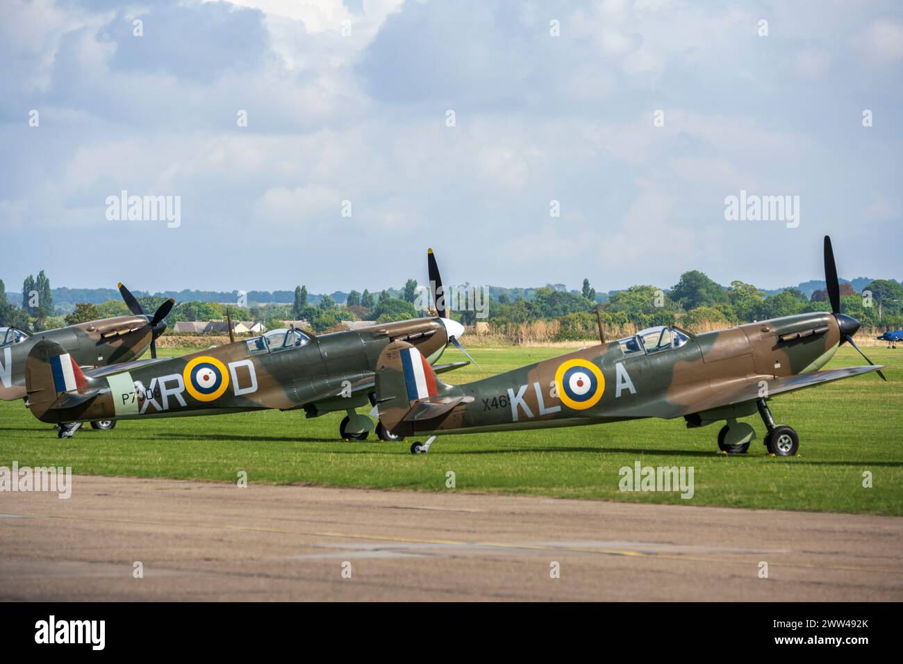 Supermarine Spitfire Mk 1a X4650 and AR213 at Duxford Battle of Britain ...