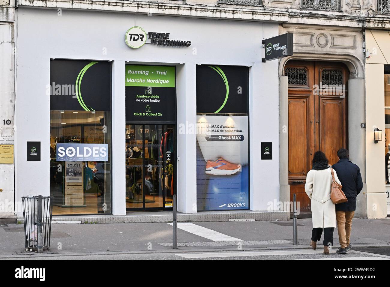 TDR Terre De Running Illustration of commercial signs and shops in Lyon ...