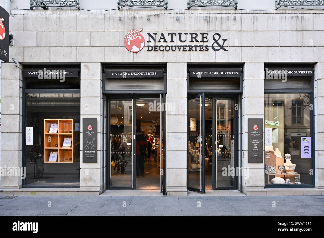 Nature et Decouvertes Illustration of commercial signs and shops in ...