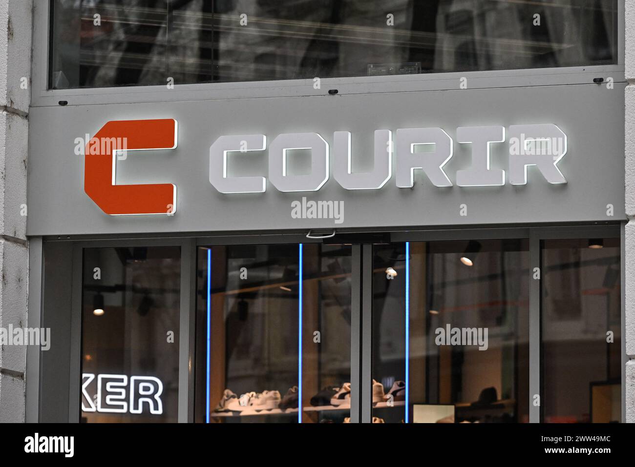 Courir logo hi-res stock photography and images - Alamy