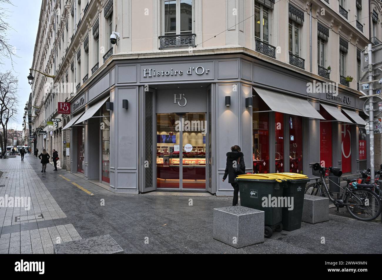 Histoire d’Or Illustration of commercial signs and shops in Lyon ...