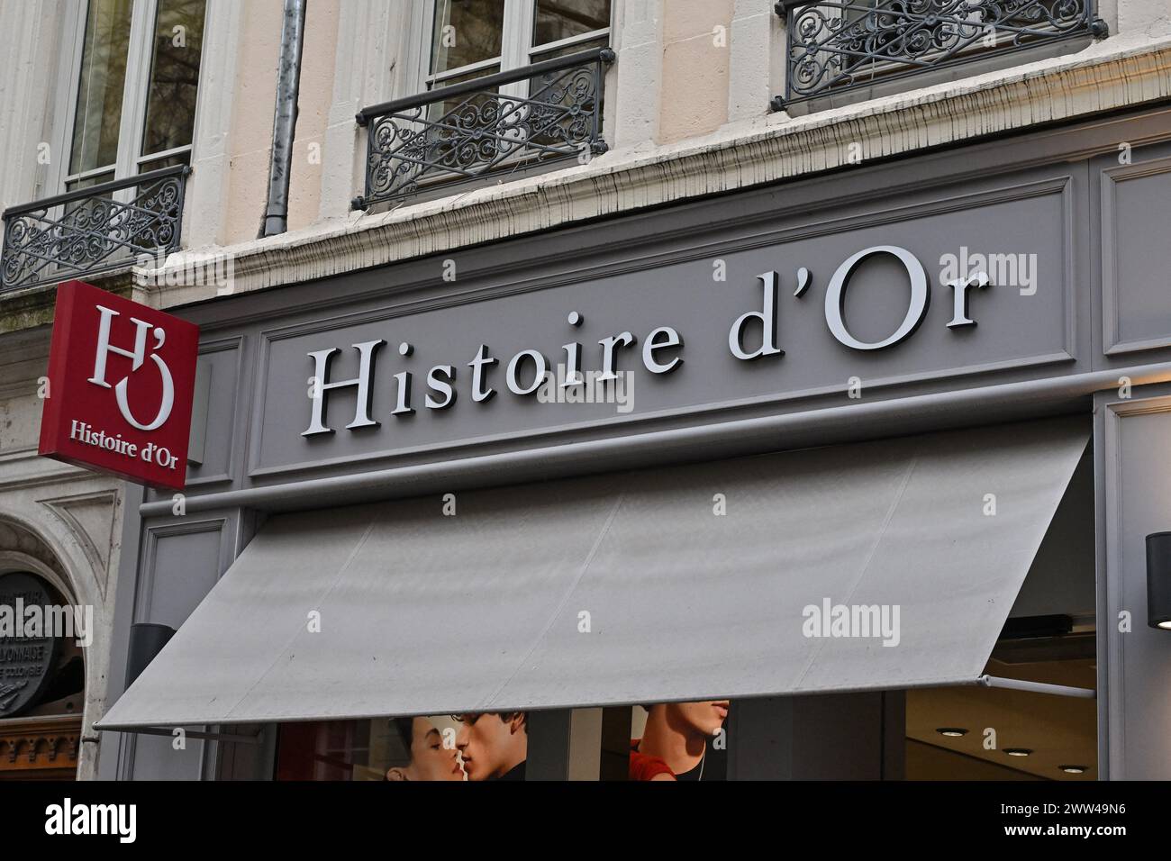 Histoire d’Or Illustration of commercial signs and shops in Lyon ...