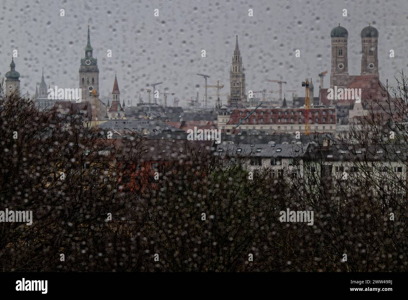 Das schlechte Wetter ist da. Ein heftiger Regenschauer geht über der ...