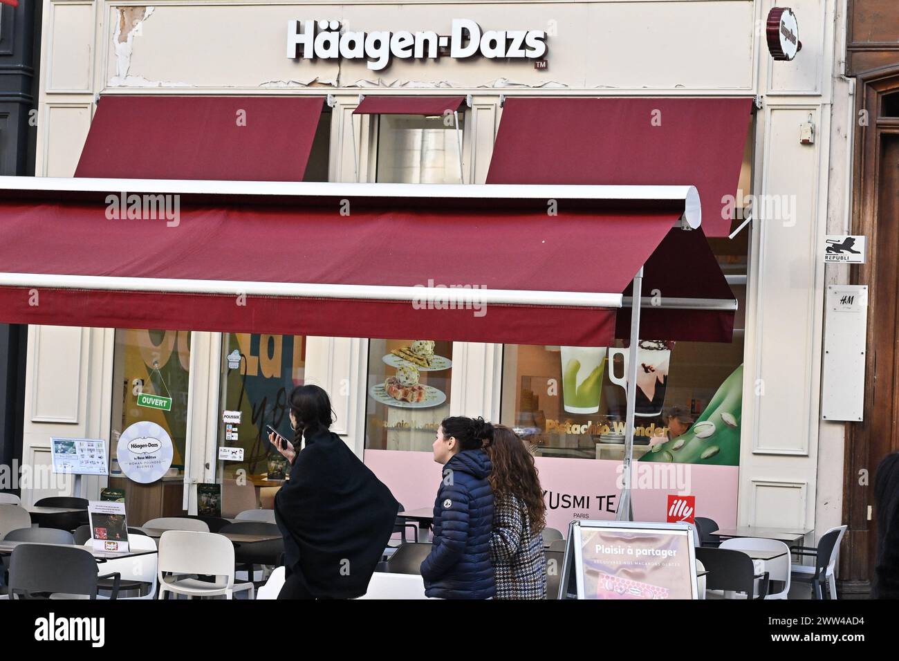 Haagen Dazs Illustration of commercial signs and shops in Lyon, France ...