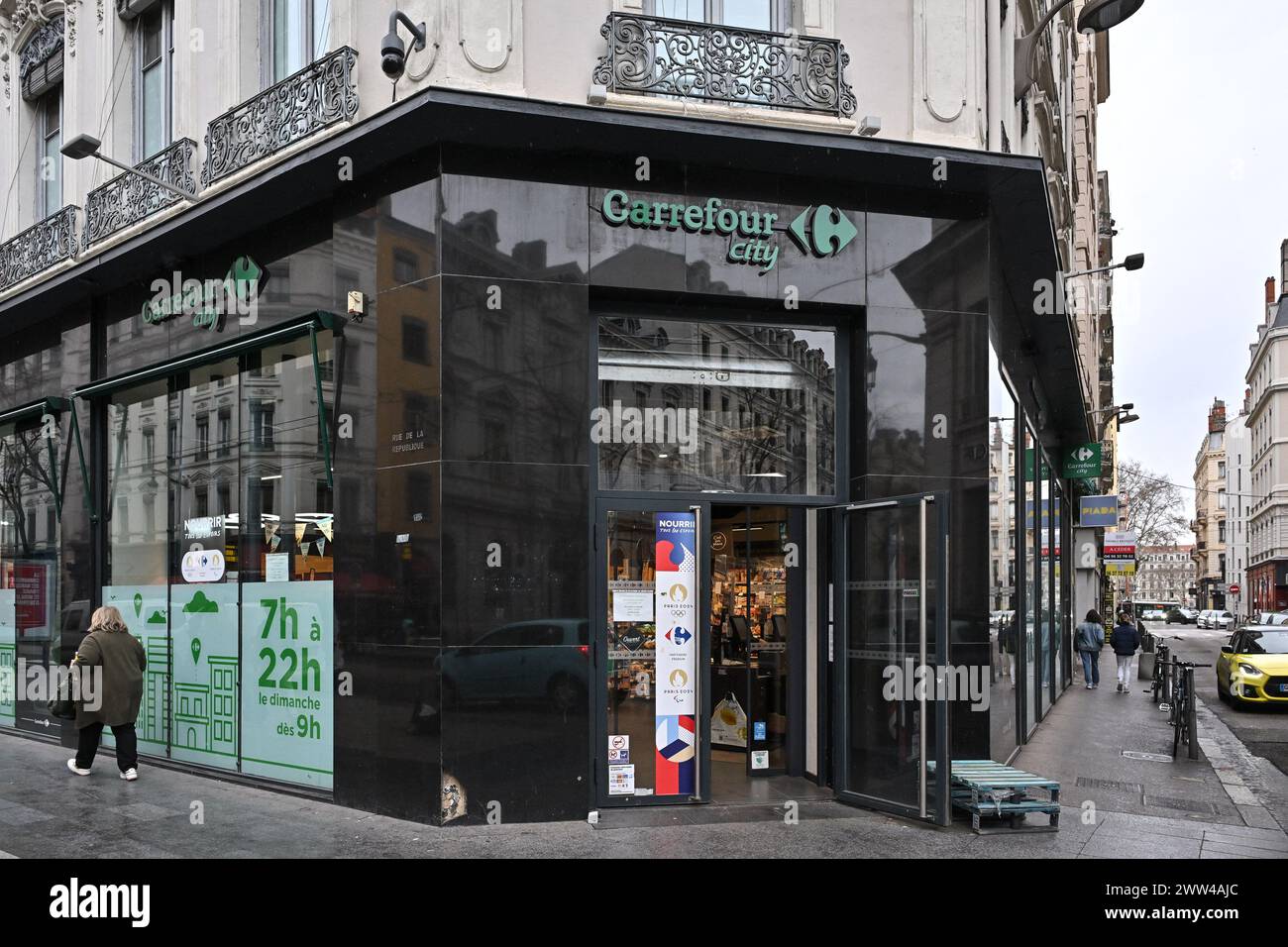 Carrefour City Illustration of commercial signs and shops in Lyon ...