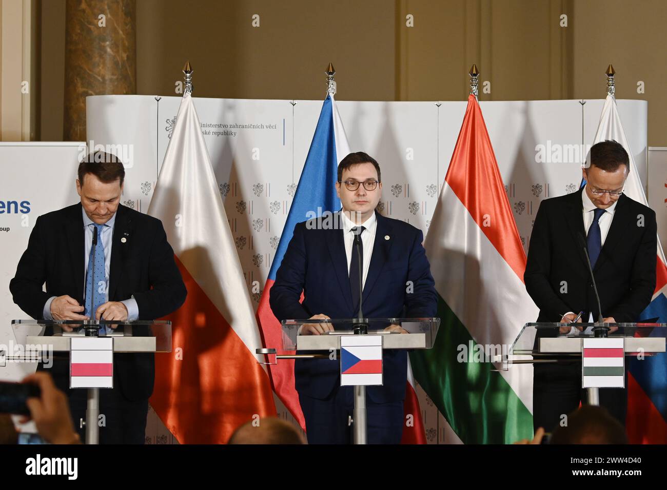 From left to right: Polish foreign minister Radoslaw Sikorski ...