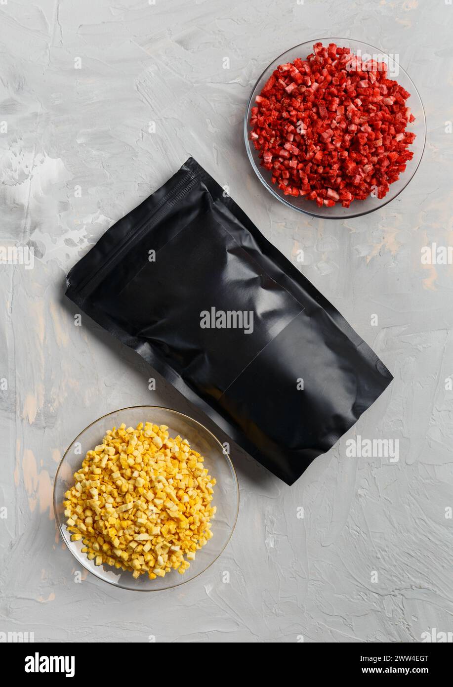 Freeze-dried berries and fruits, dried raspberries, strawberries ...