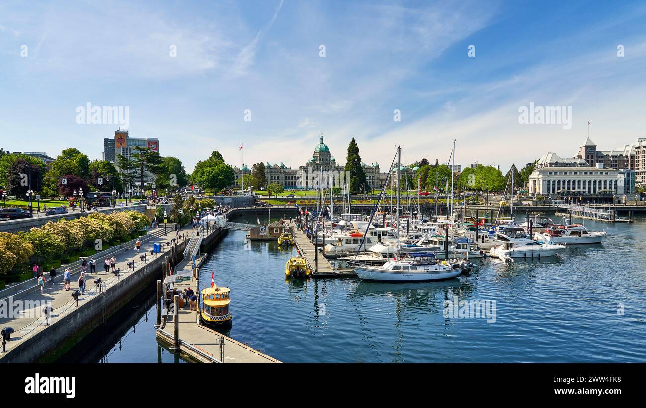 The scenic causeway and Victoria Harbor marina with the parliament ...