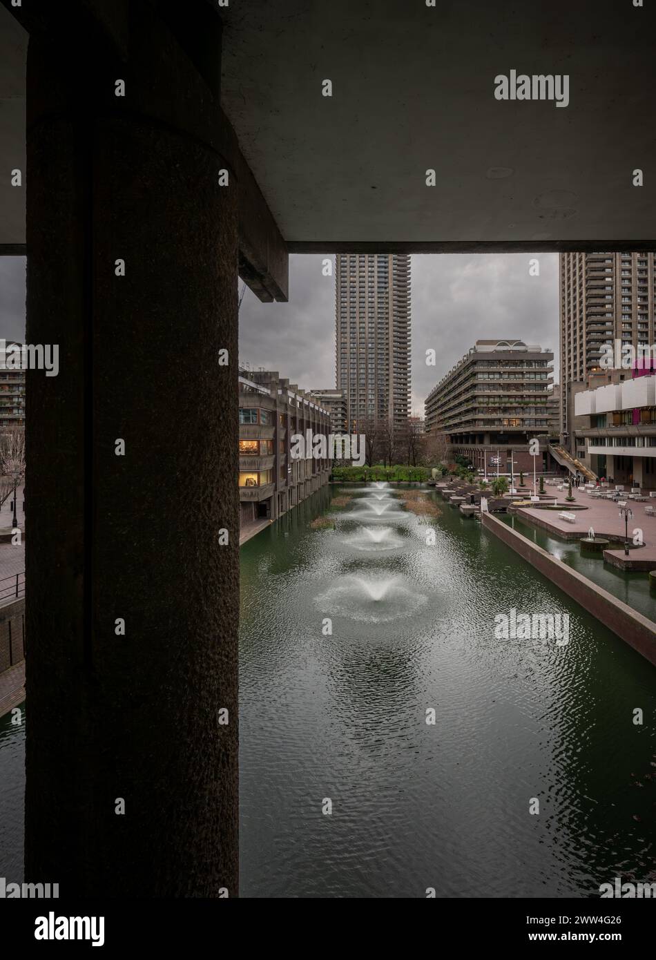 London, UK: Artificial lake with fountains from a walkway on the ...
