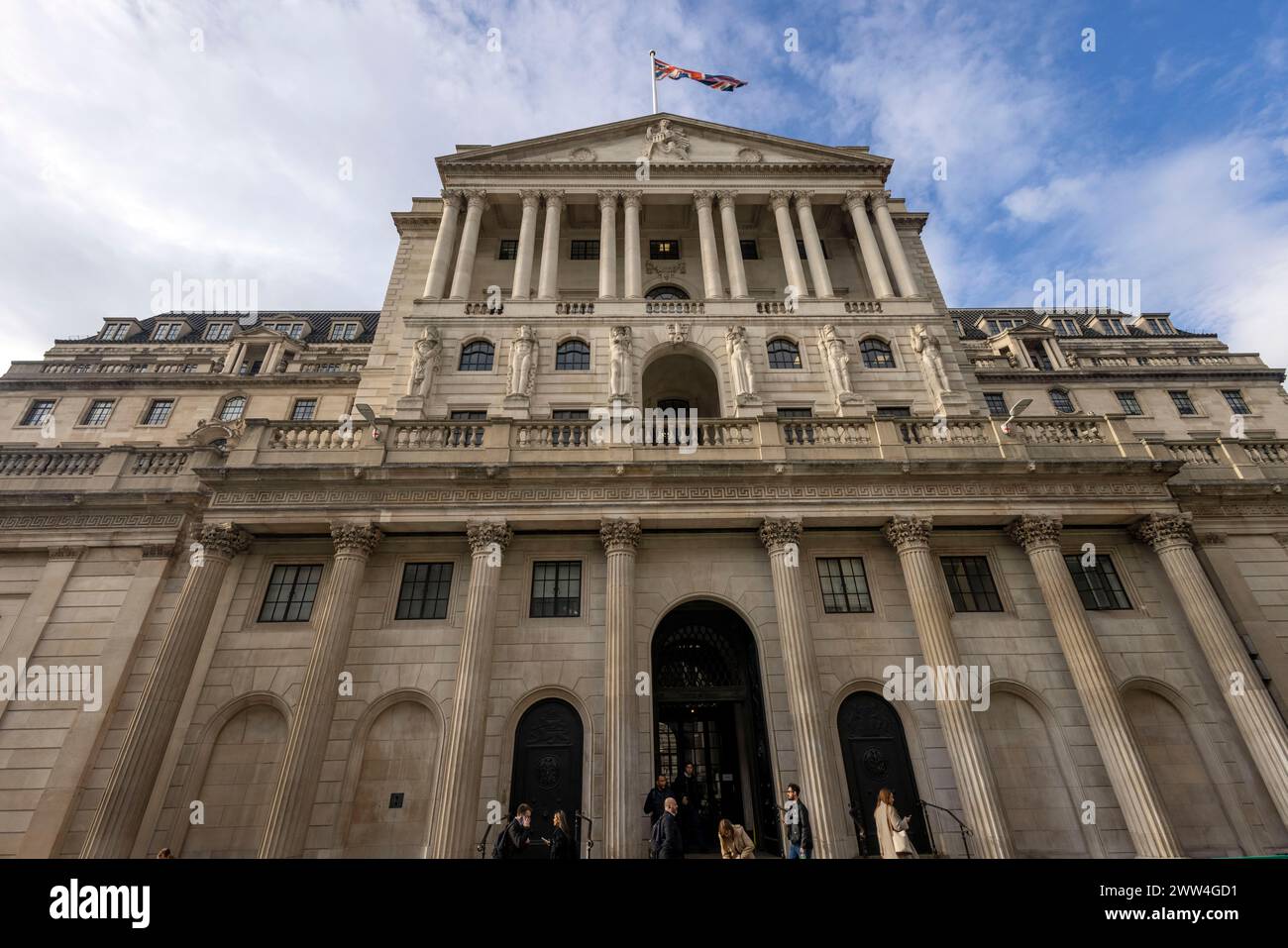 pic shows: Bank of England in no hurry to cut interest rates as they ...
