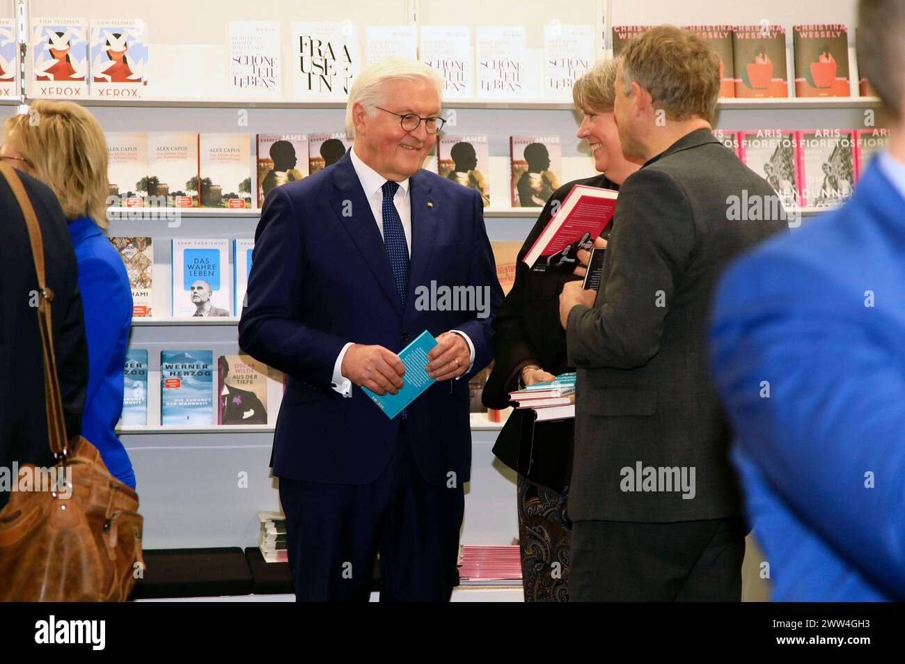 Frank-Walter Steinmeier, Christina Knecht und Jo Lendle am Stand vom ...