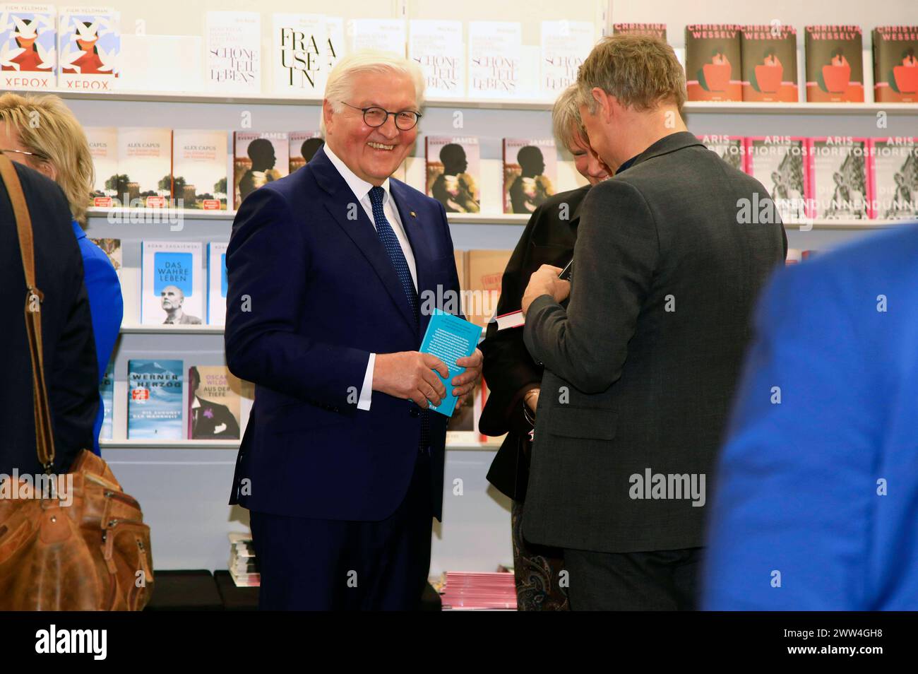 Frank-Walter Steinmeier und Jo Lendle am Stand vom Carl Hanser Verlag ...