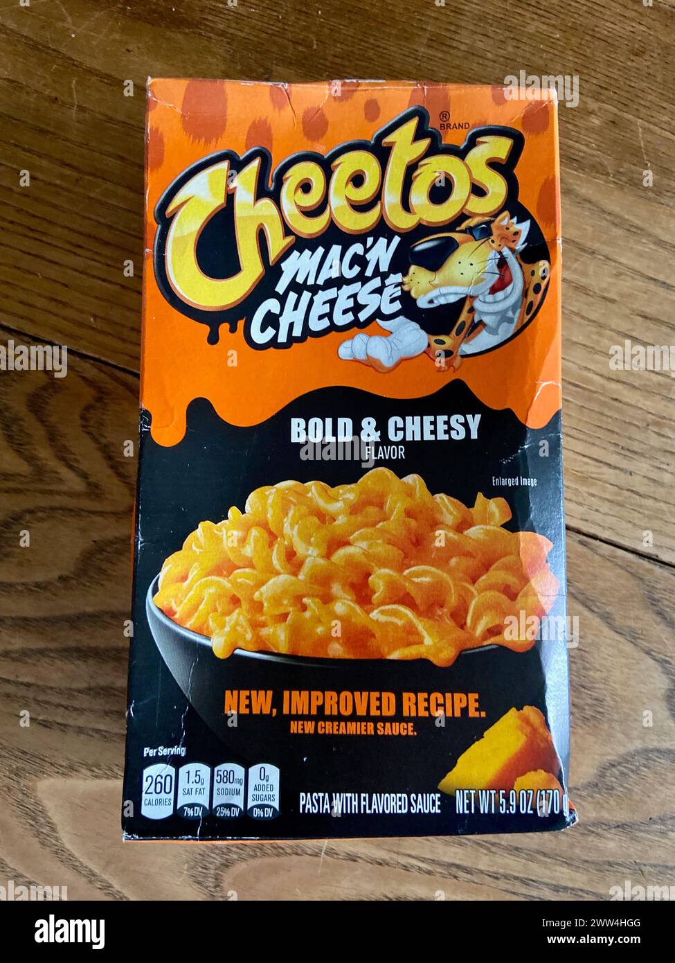 box of american cheetos mac'n'cheese macaroni cheese Stock Photo - Alamy