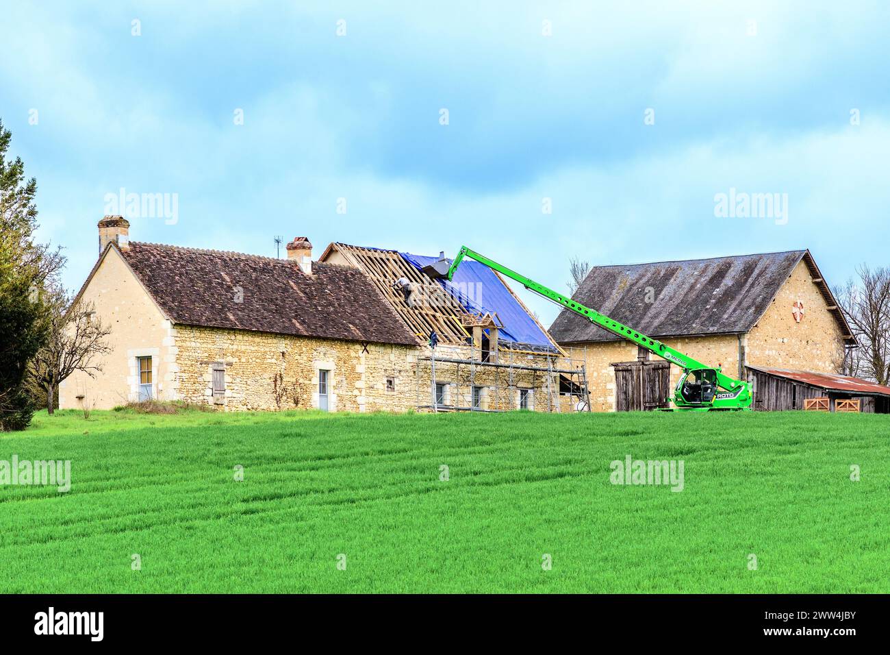Country farmhouse roof renovation with Tubesca Comabi scaffolding and ...