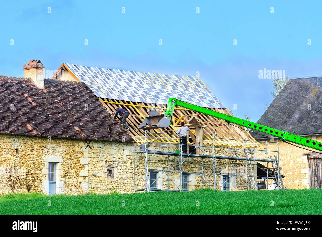 Country farmhouse roof renovation with Tubesca Comabi scaffolding and ...