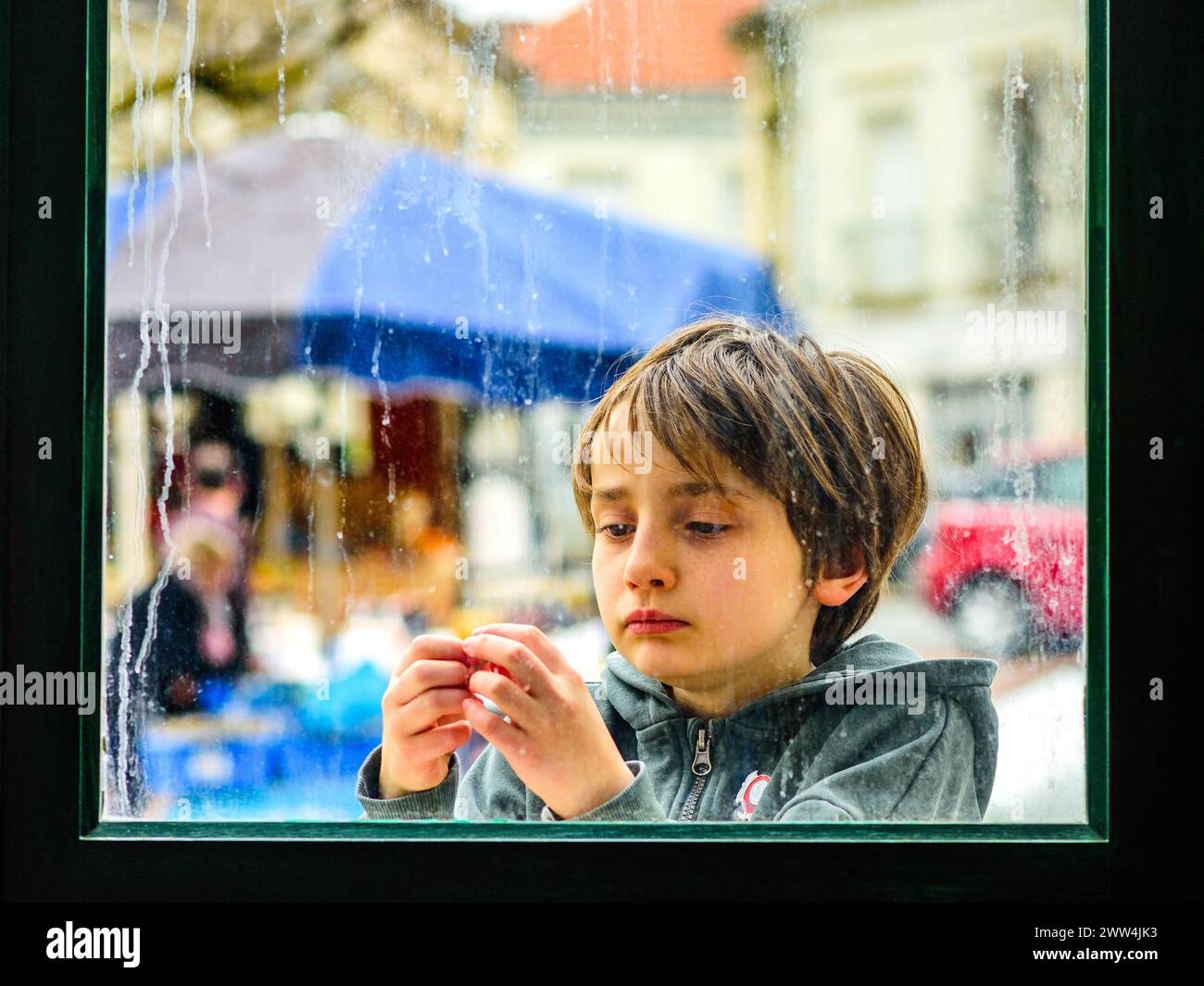 Boy looking through window hi-res stock photography and images - Alamy