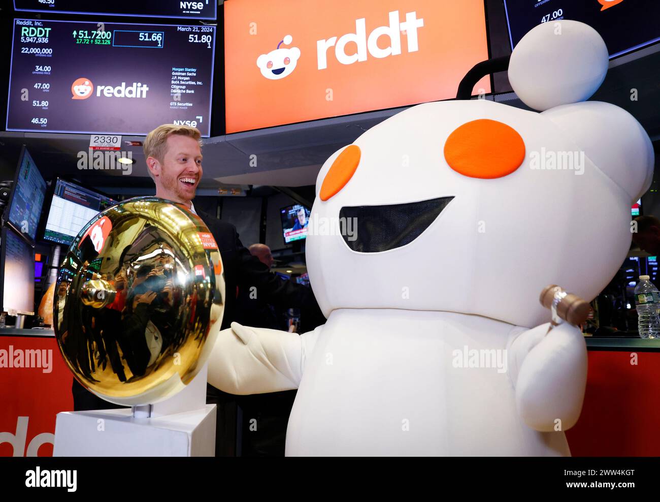 Stock exchange nyse opening bell hi-res stock photography and images ...