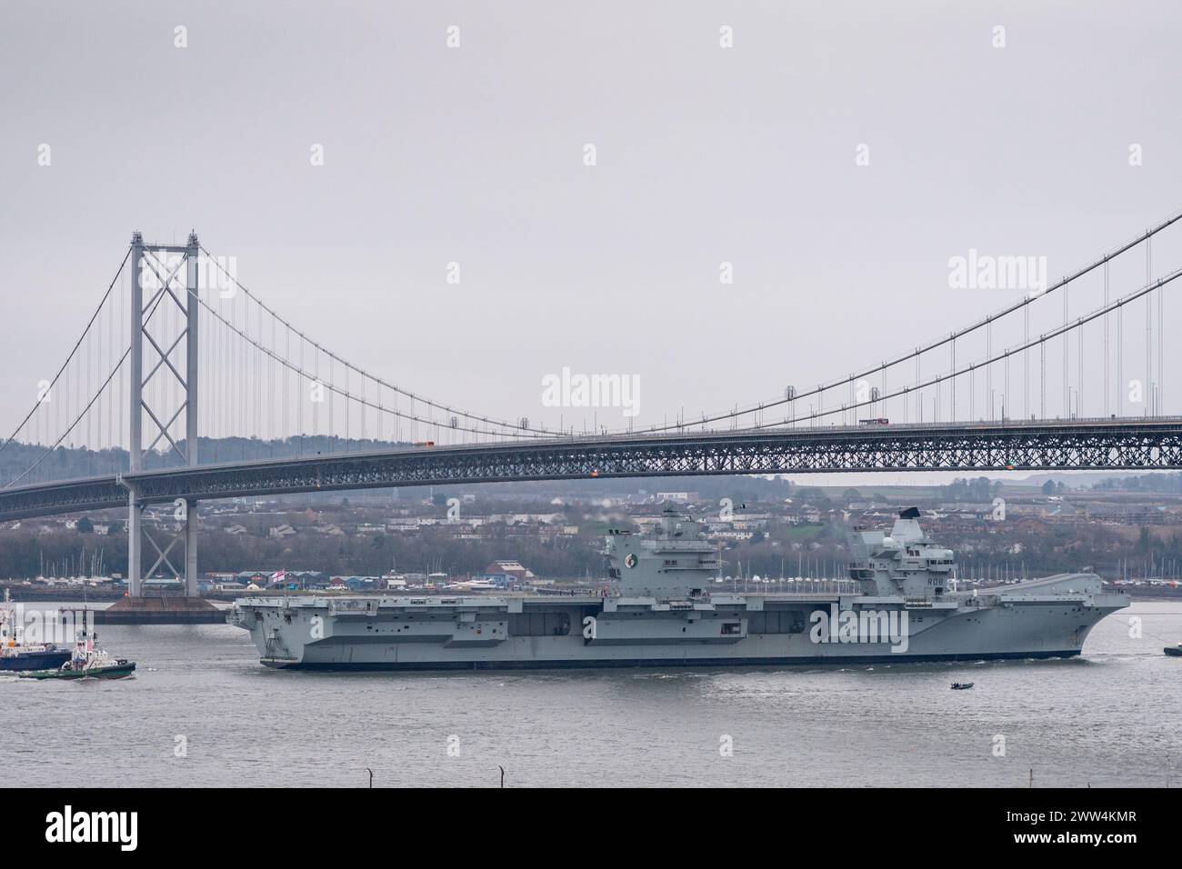 Royal Navy aircraft carrier HMS Queen Elizabeth sails under Forth Road ...