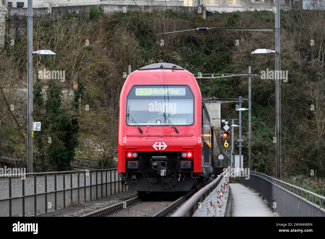 S33 nach Winterthur - S Bahn Zug der SBB unterhalb des Schloss Laufen ...