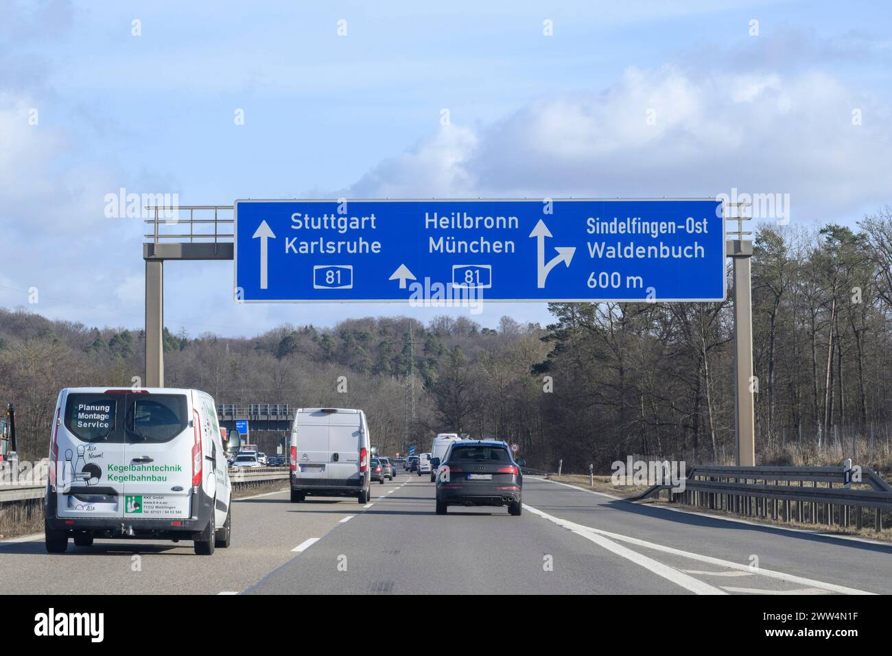 Vorwegweiser auf der Autobahn - Stuttgart, 81, Karlsruhe, Heilbronn ...