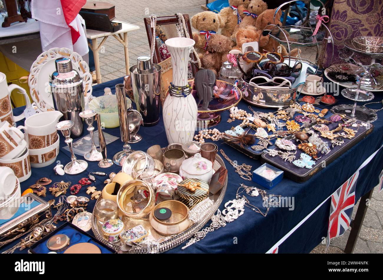 Old jewellery and other items hi-res stock photography and images - Alamy