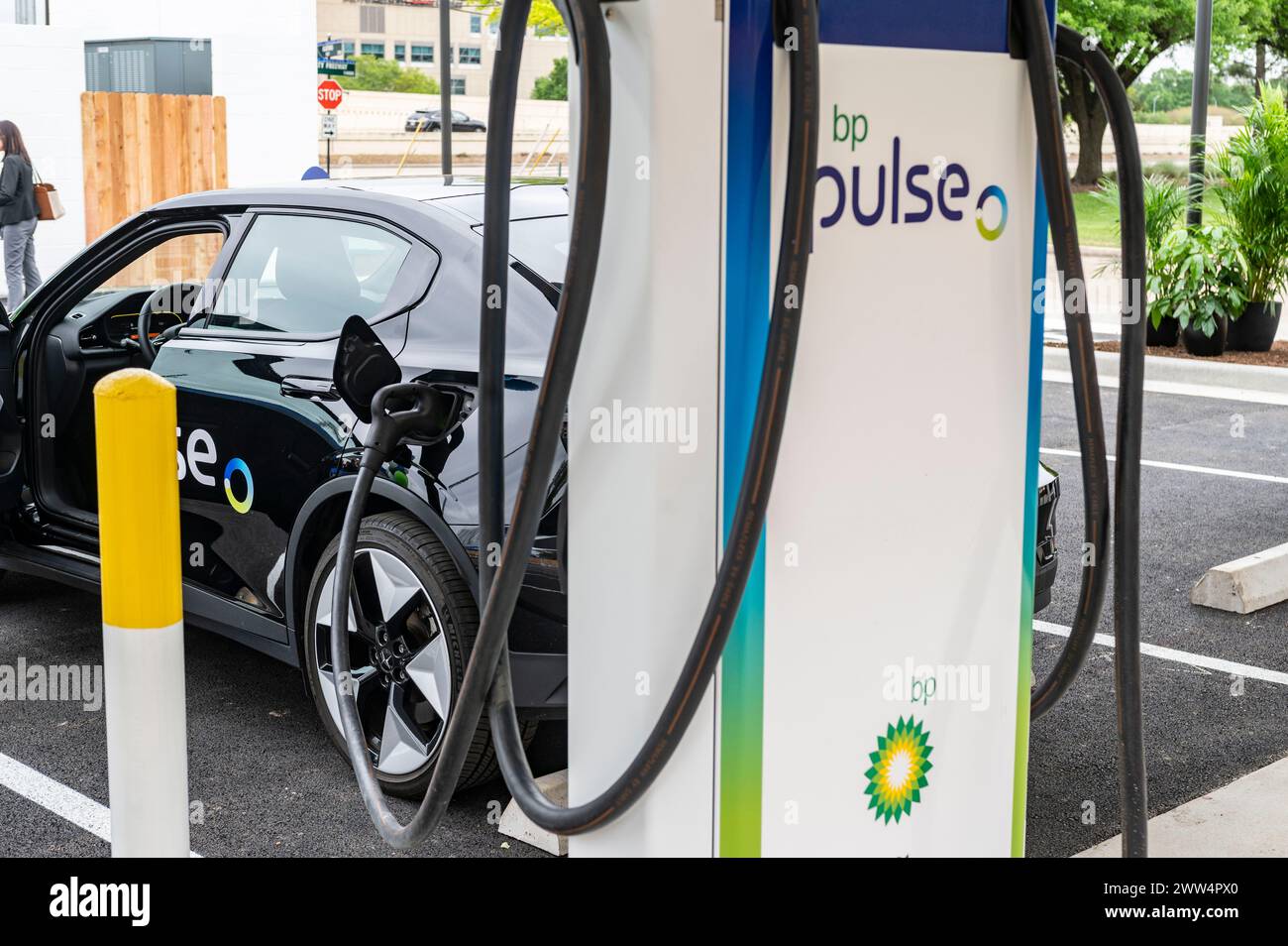 BP Pulse celebrates the opening of the Pulse Gigahub EV charging ...