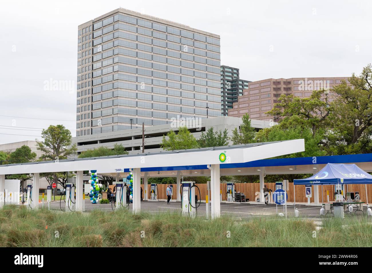 BP Pulse celebrates the opening of the Pulse Gigahub EV charging ...