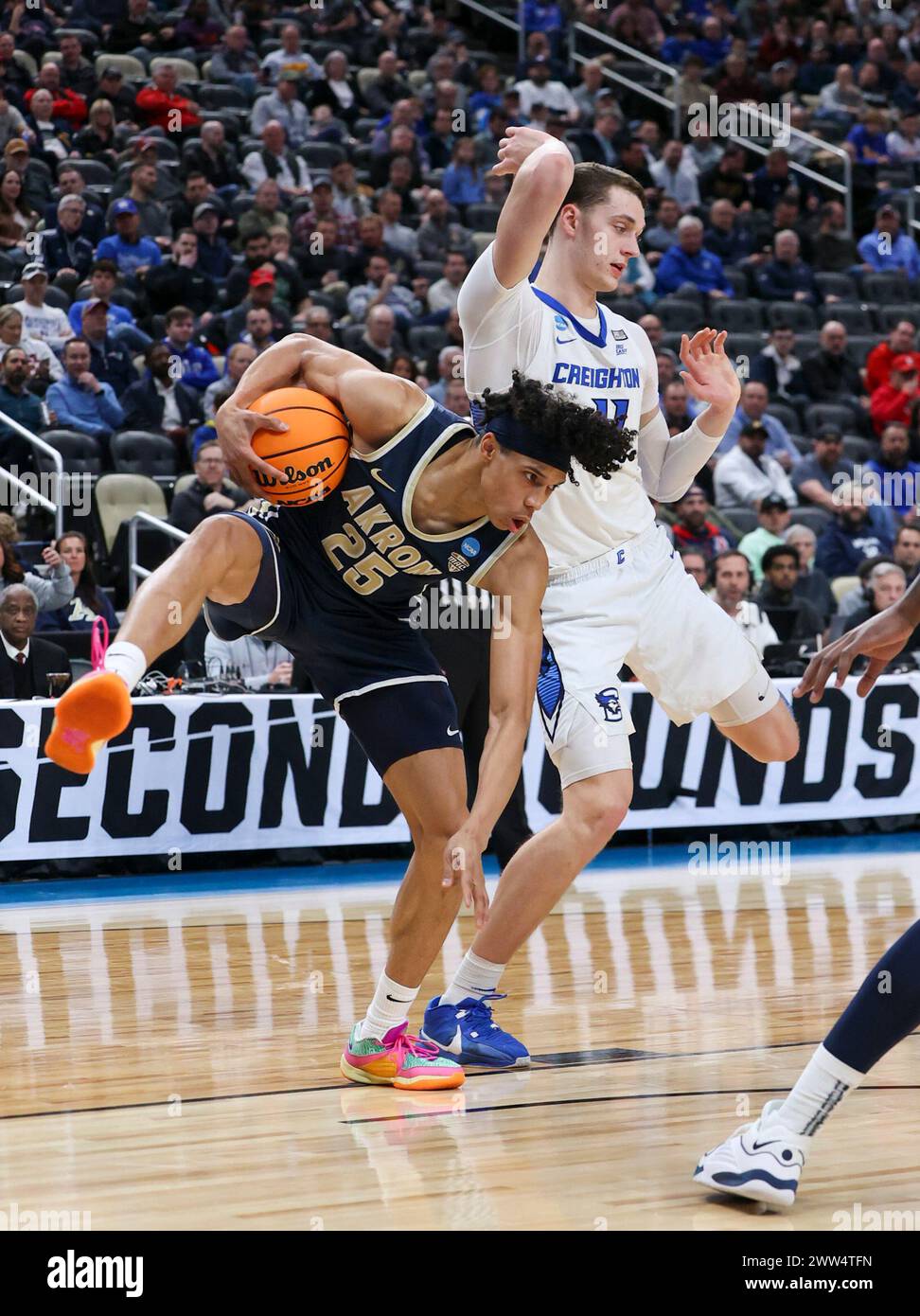 Pittsburgh, PA, USA. 21st Mar, 2024. Akron Zips forward Enrique Freeman ...
