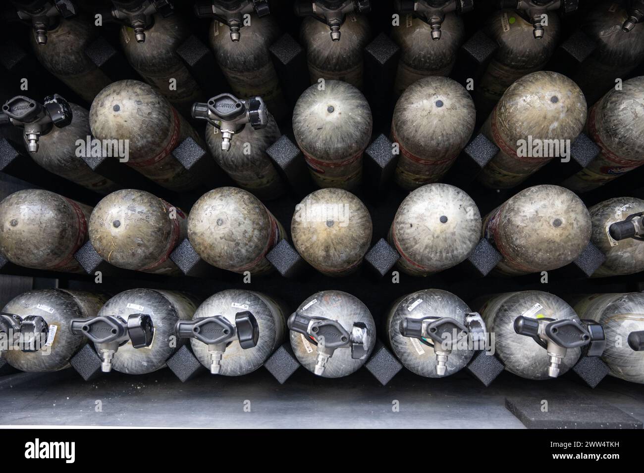Oxygen tanks hi-res stock photography and images - Alamy