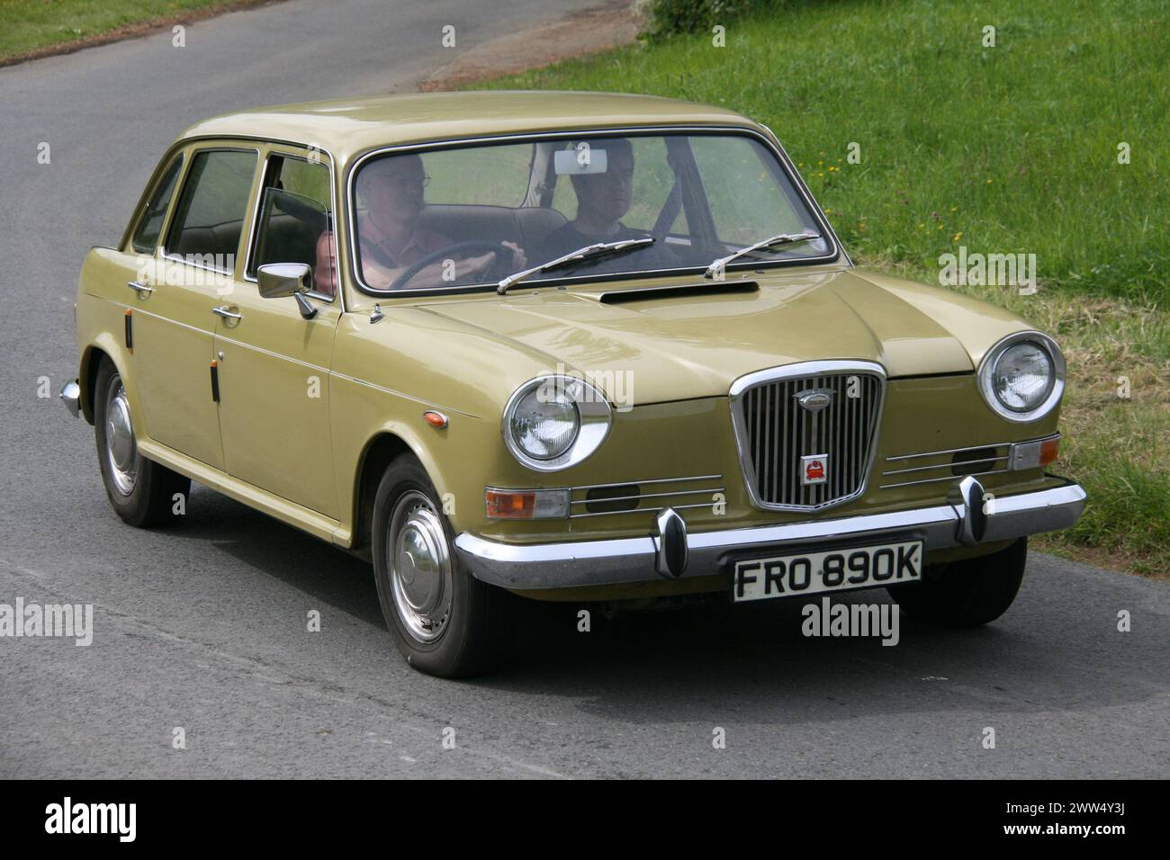 WOLSELEY 18/85 CLASSIC CAR TRAVELLING DOWN A COUNTRY ROAD Stock Photo ...
