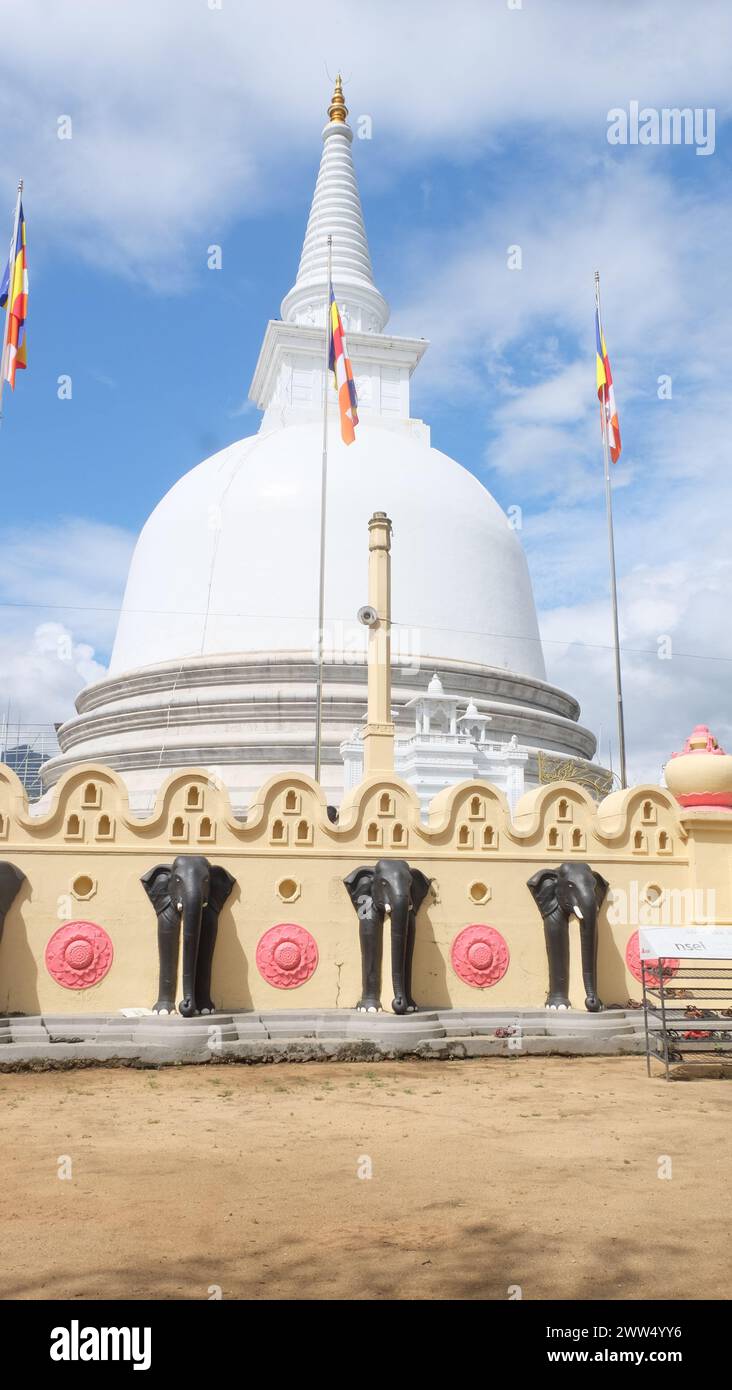 Mahiyanganaya Raja Maha Viharaya Stock Photo - Alamy