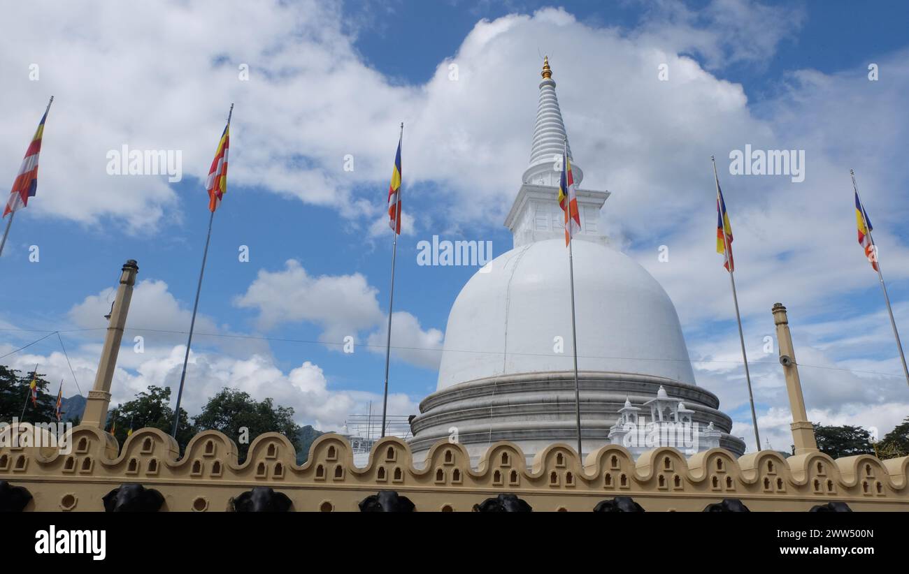 Mahiyangana Raja Maha Viharaya Stock Photo - Alamy