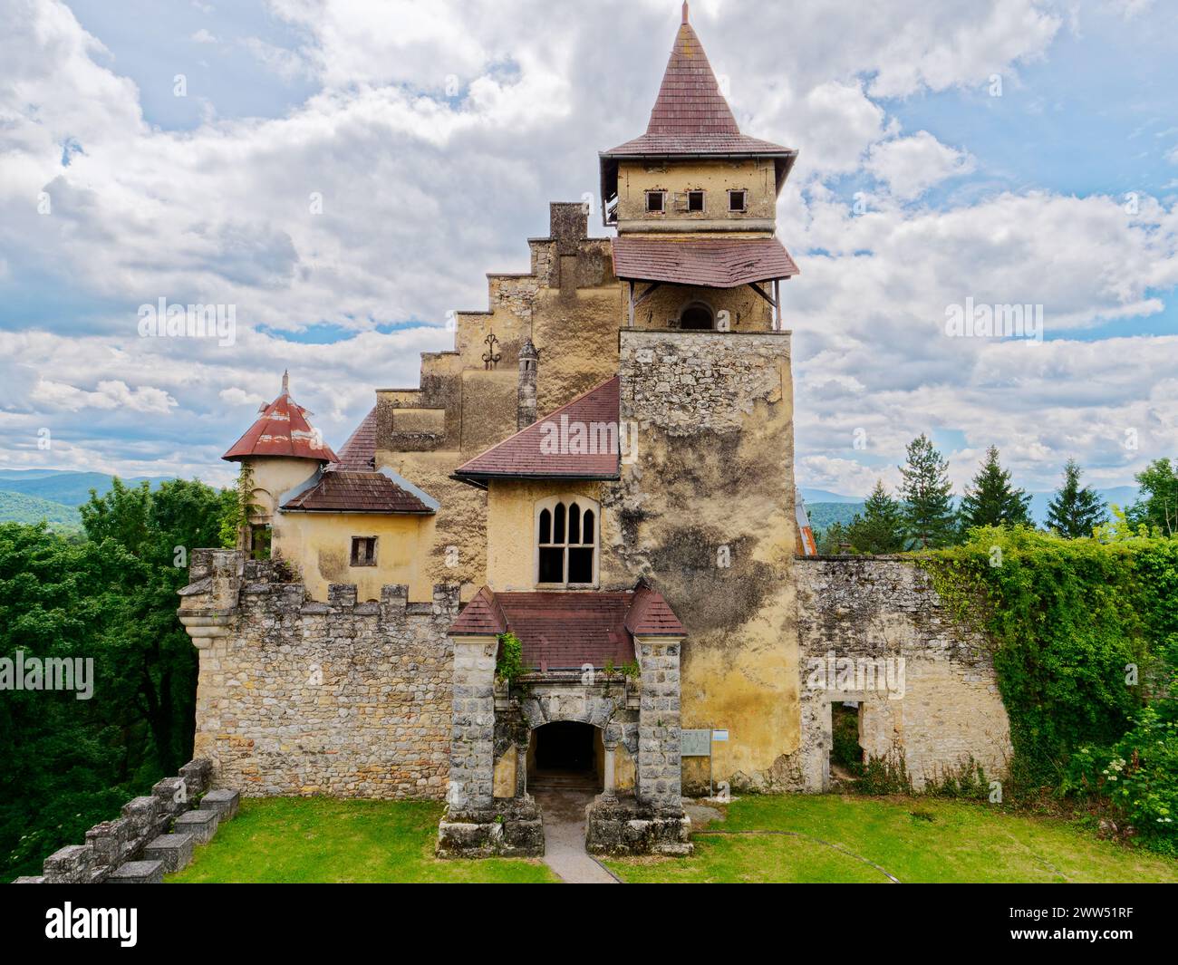 Medieval architectural styles hi-res stock photography and images - Alamy