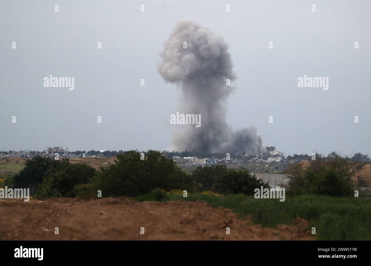 (240321) -- NIR AM, March 21, 2024 (Xinhua) -- Smoke billows in Gaza ...