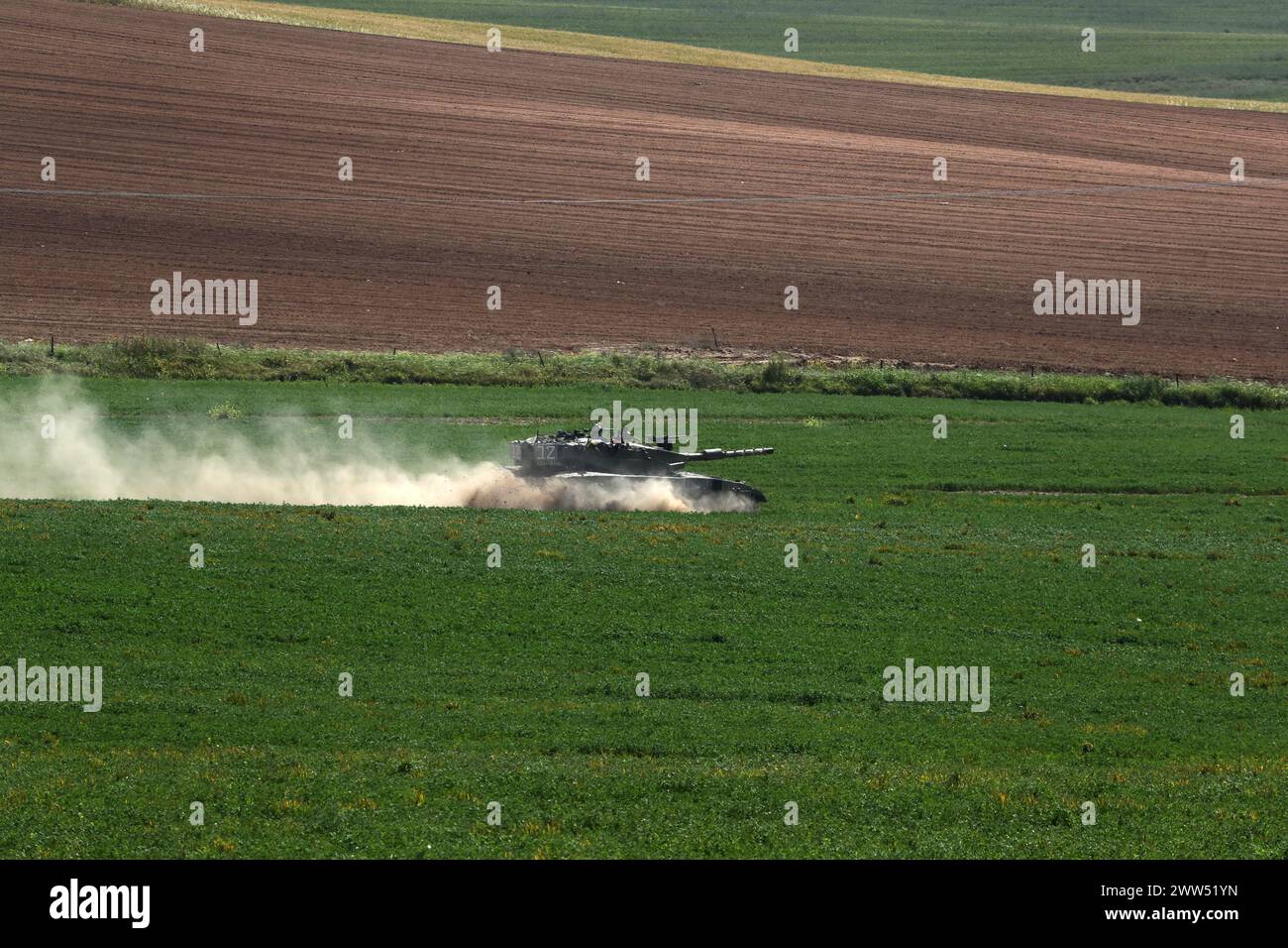 (240321) -- NIR AM, March 21, 2024 (Xinhua) -- An Israeli tank ...